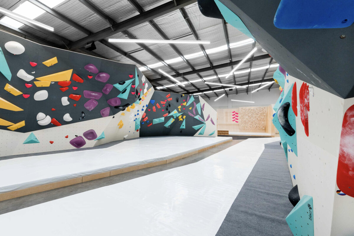 Bouldering wall + mat: Element Boulders | Blocz